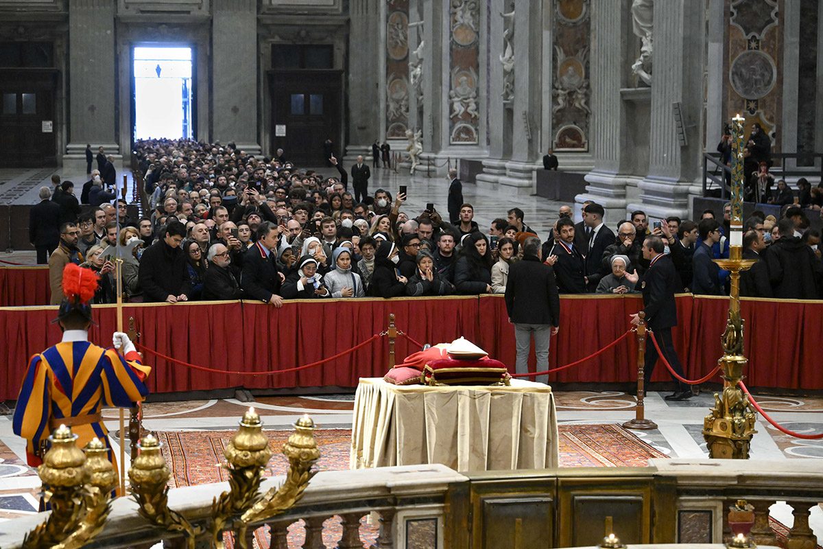 65,000 people pay last respects to Pope Benedict in St. Peter’s ...