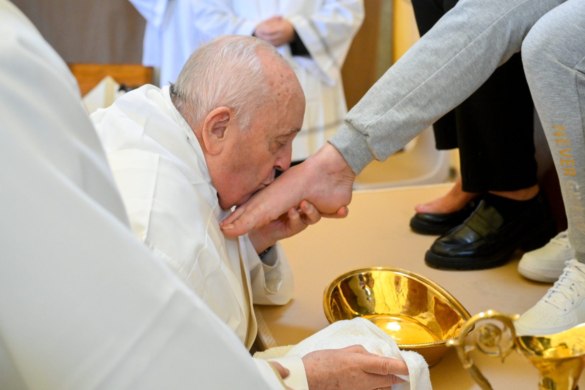 Tears flow as pope washes feet of women inmates at Rome prison ...