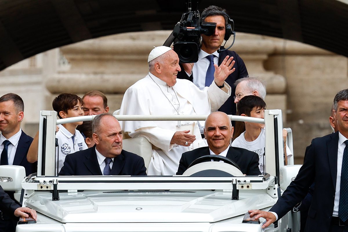 Praying with the Book of Psalms will bring comfort, happiness, pope ...