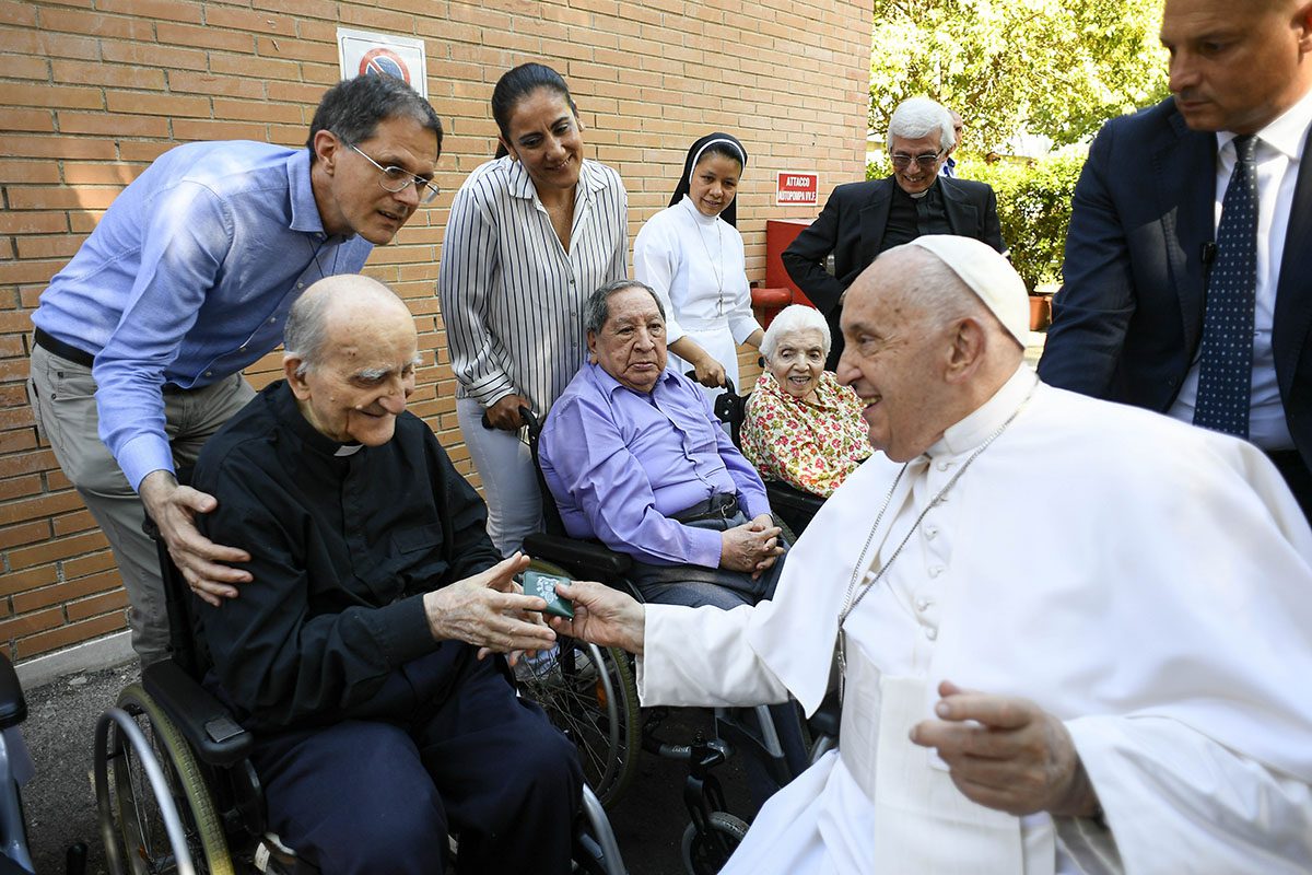 Pope encourages priests to reach out to those who are ‘invisible ...
