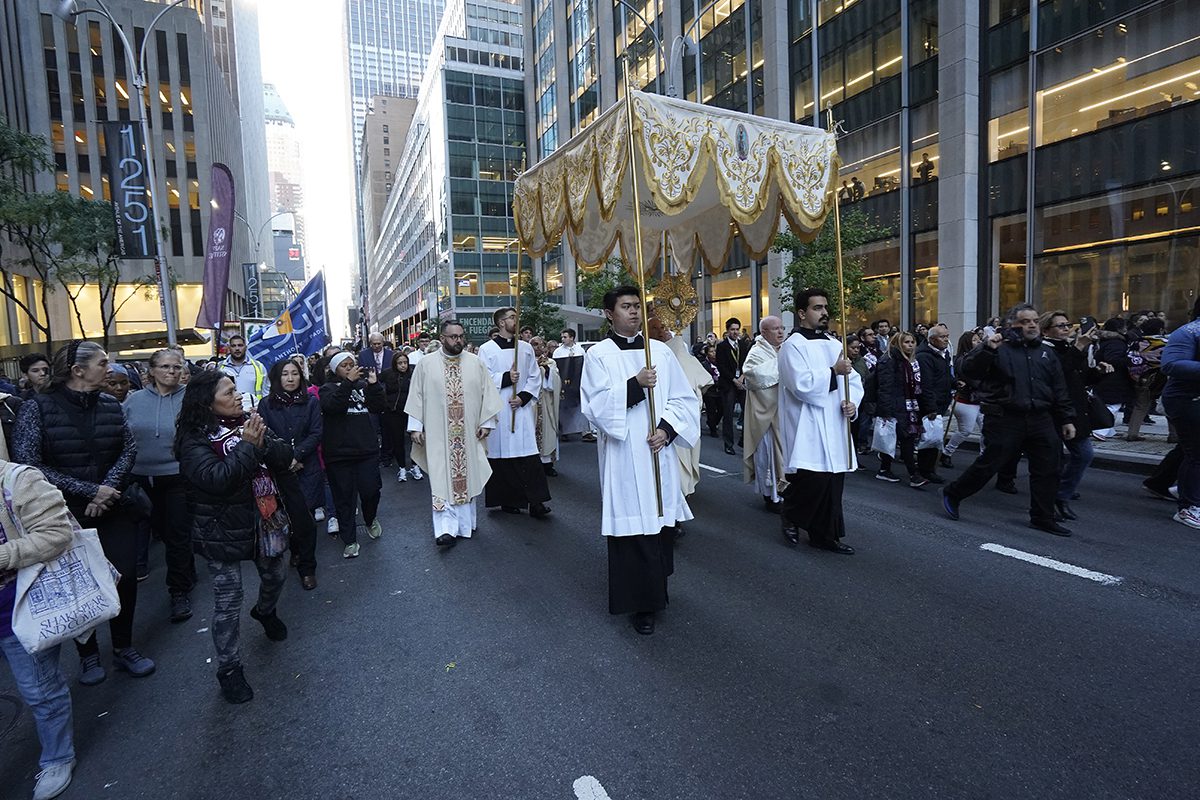 Eucharistic procession takes Jesus through streets of a bustling ...