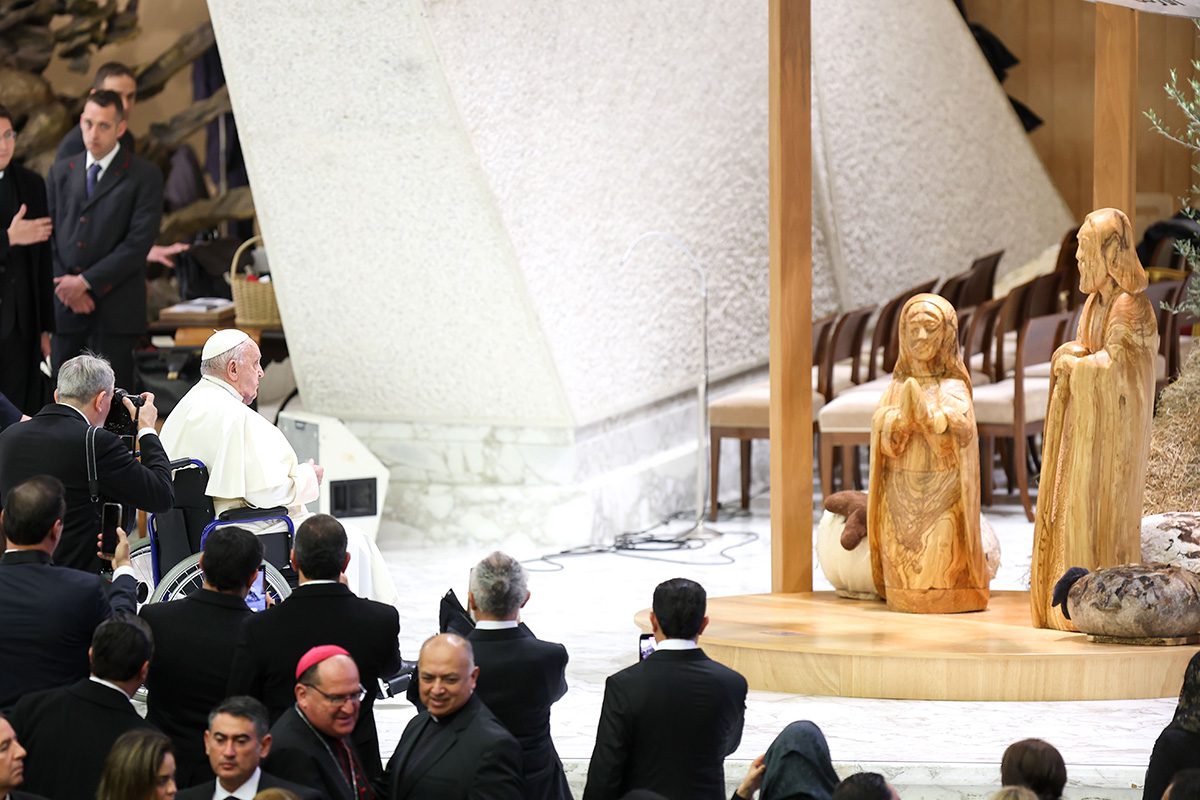 Thanking donors for Vatican creche, Christmas tree, pope prays for ...