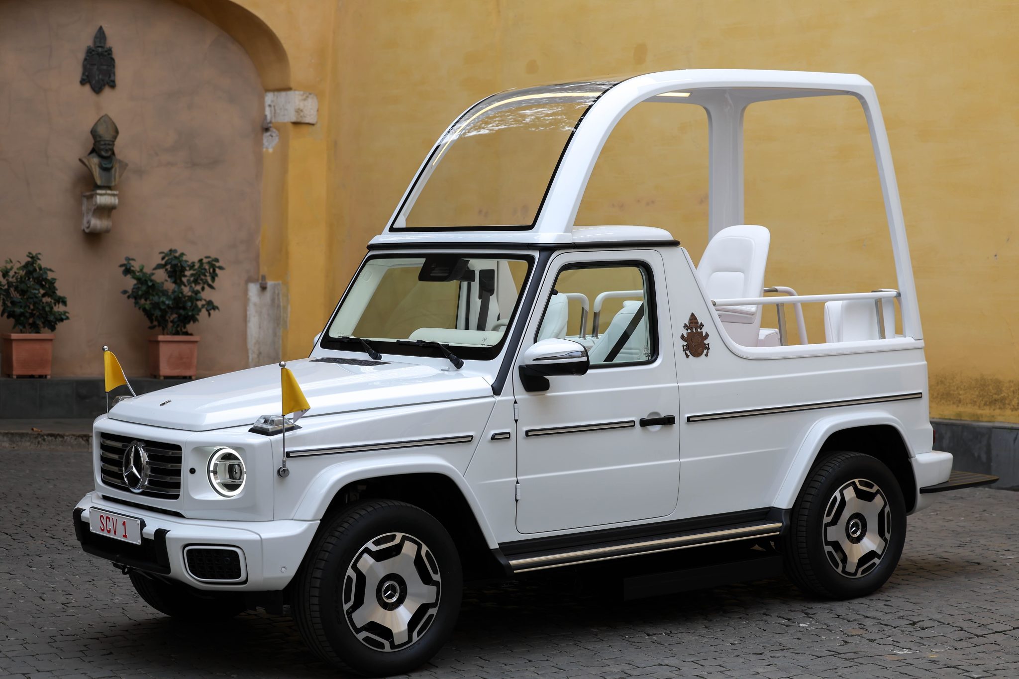 Pope Francis receives new all-electric popemobile – Diocese of Scranton
