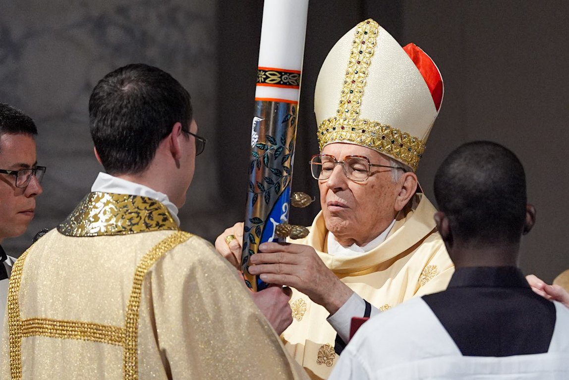 Christ’s light breaks through world’s darkness, pope says in vigil ...