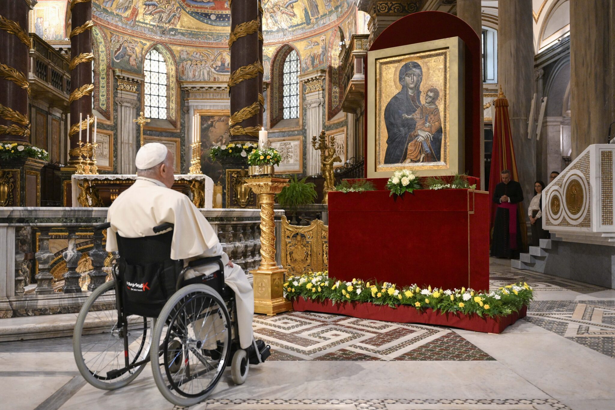 In final testament, pope asks for simple burial, prayed for peace ...