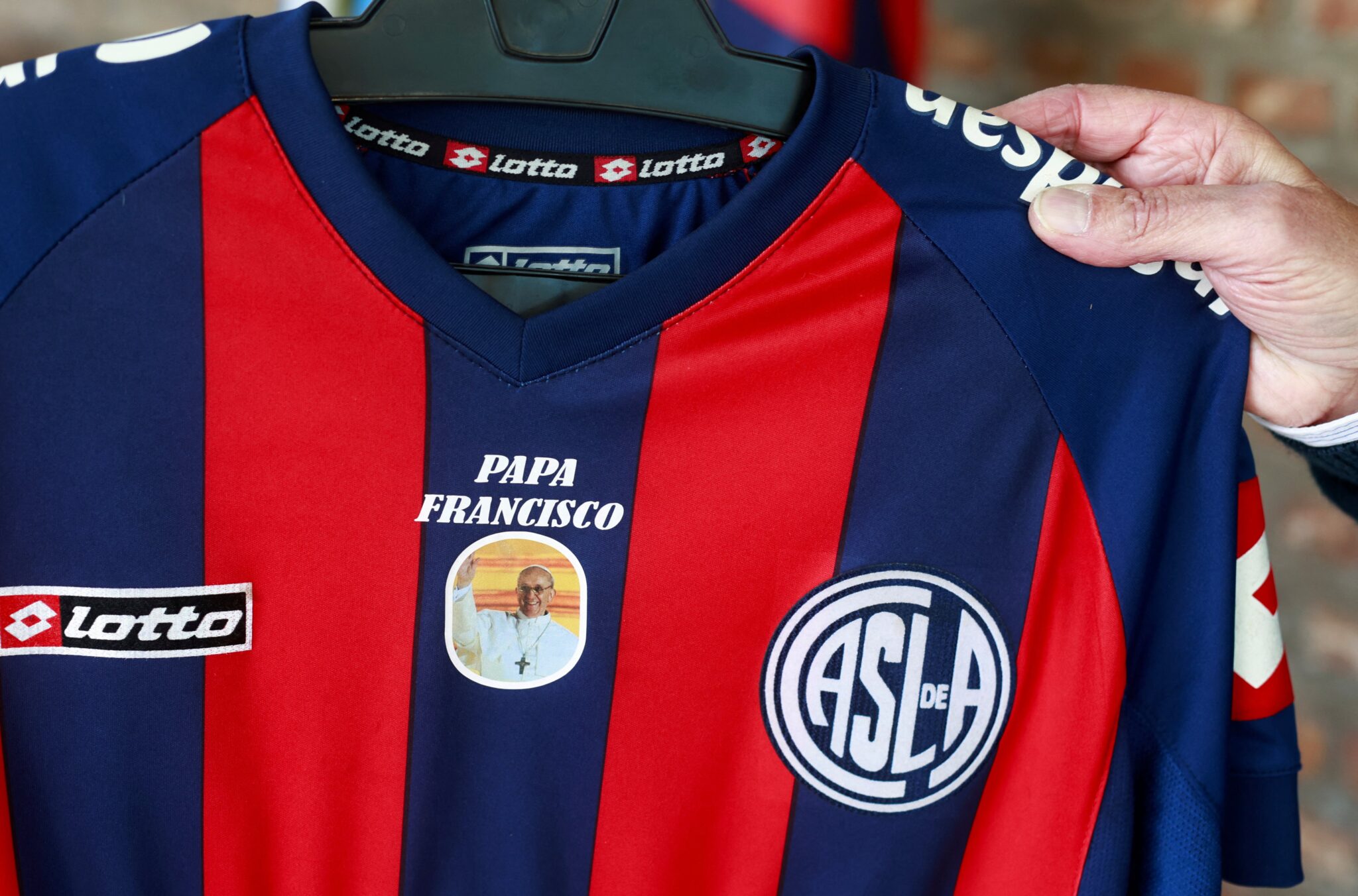 Pope Francis honored by his favorite soccer club San Lorenzo – Diocese ...