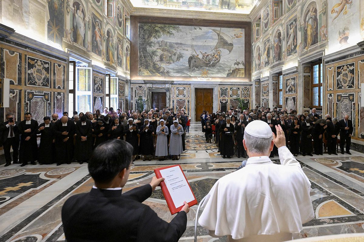 Pope encourages Christian Brothers to evangelize through education ...