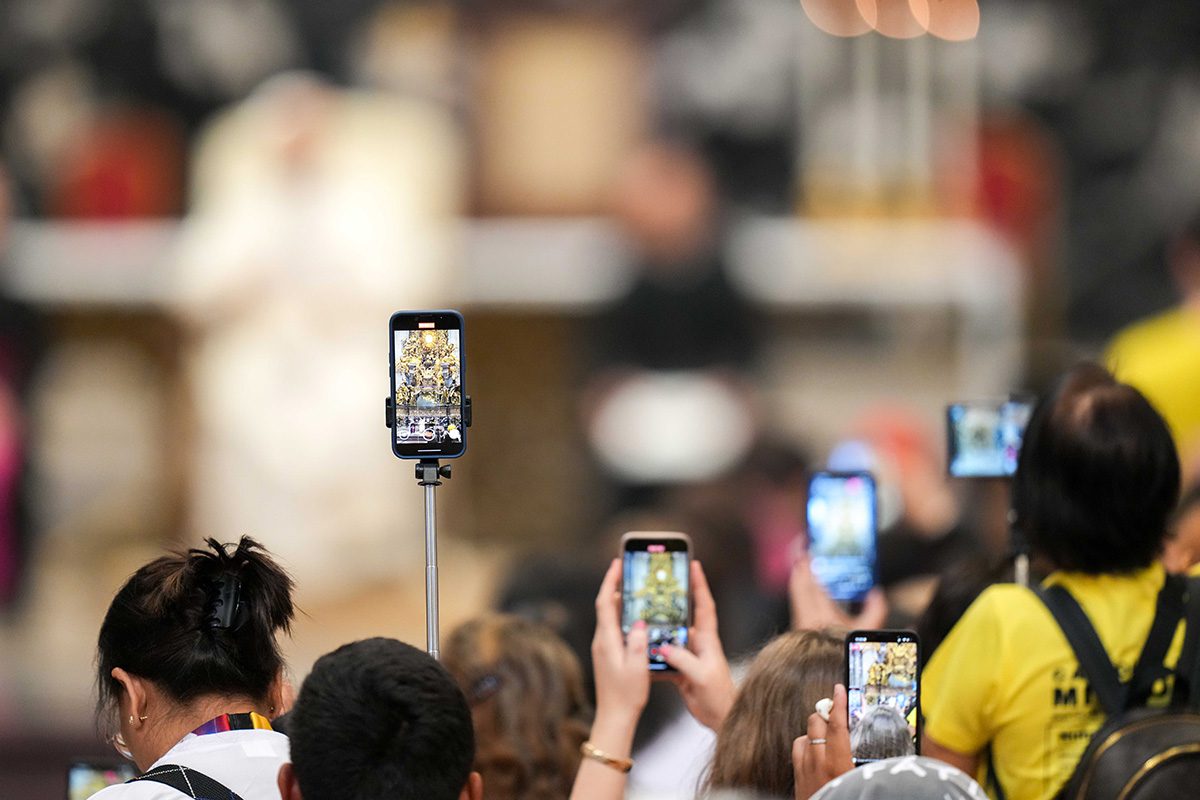 Create encounters, not just content, pope tells digital missionaries ...