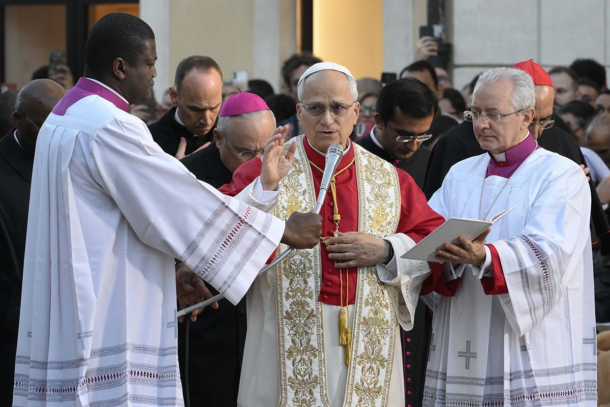 Pope prays Mary will fill believers with hope, inspire them to serve ...
